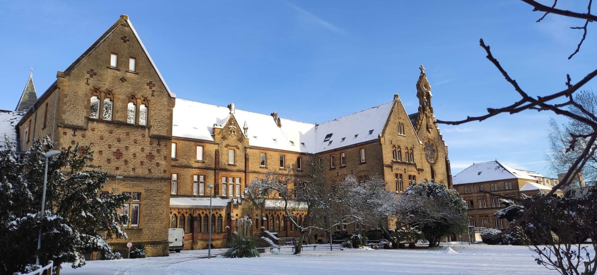 Mabillon sous la neige janvier 2021 - Ensemble Scolaire Catholique du ...